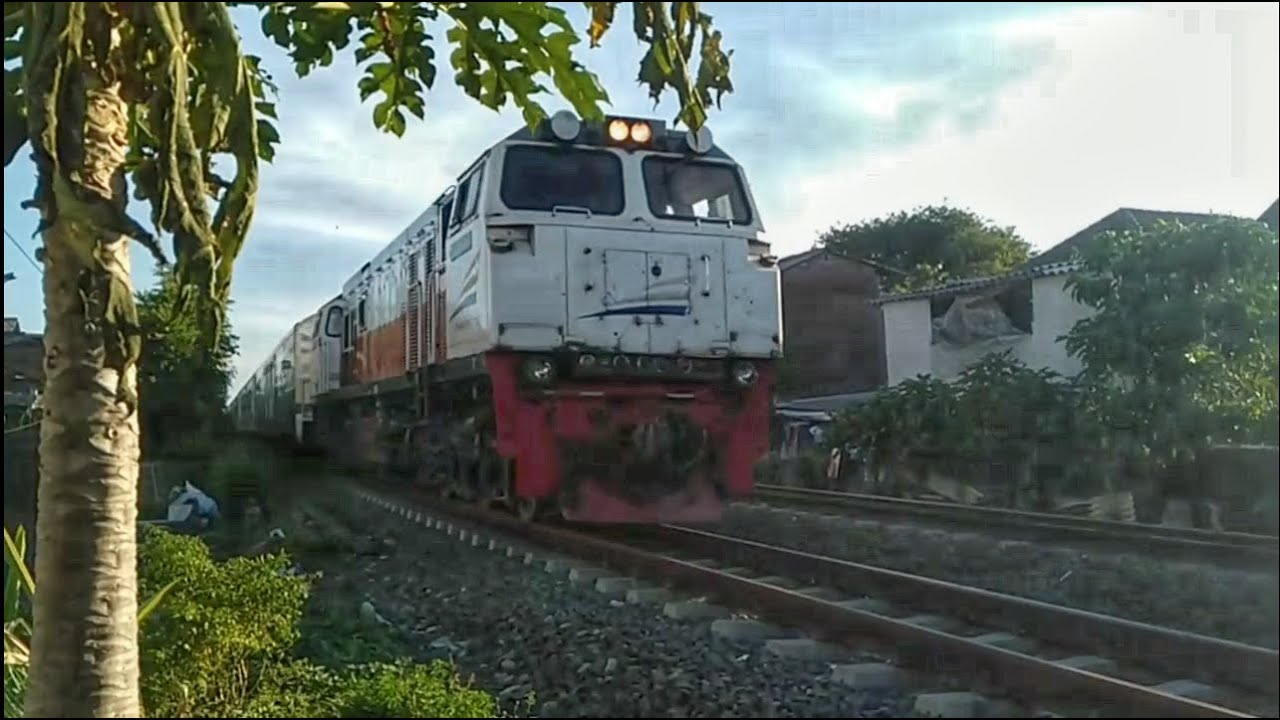 Sang Legenda Kereta Api Bima Kini Mulai Beroperasi Kembali - YouTube