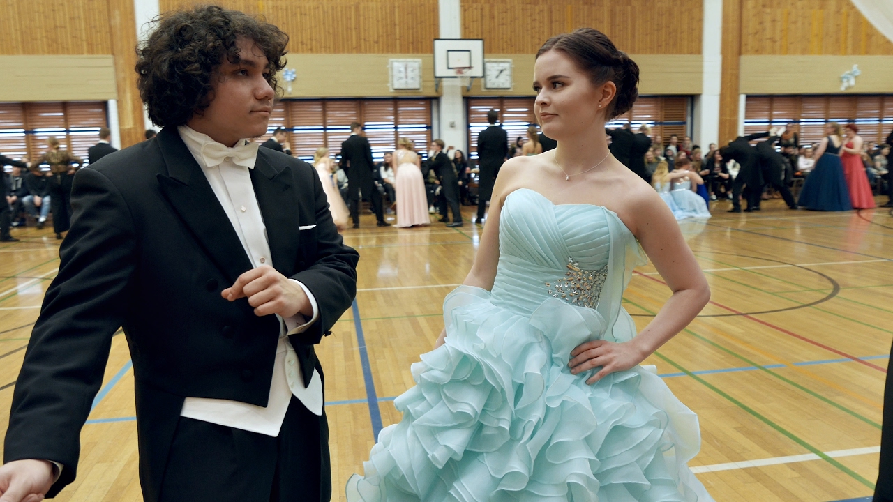 Vuosaaren lukion Vanhat - Oma Tanssi 2017 - YouTube