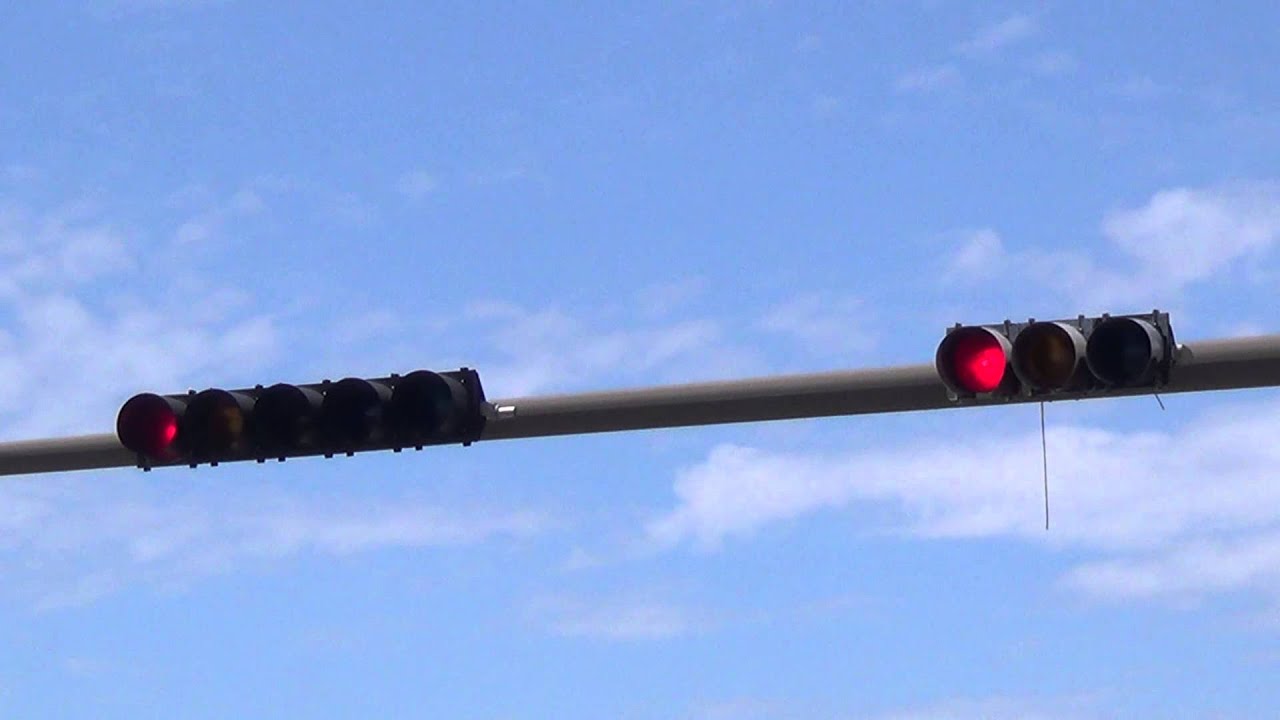 Incandescent McCain and Peek Traffic Lights - YouTube