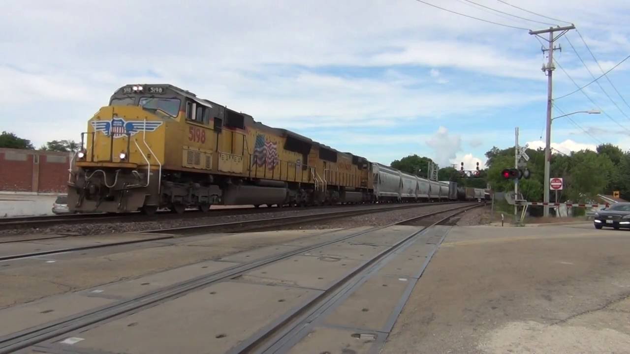 UP 5198 West Racing UP 9026 West at Rochelle, IL 6/4/16 (HD) - YouTube