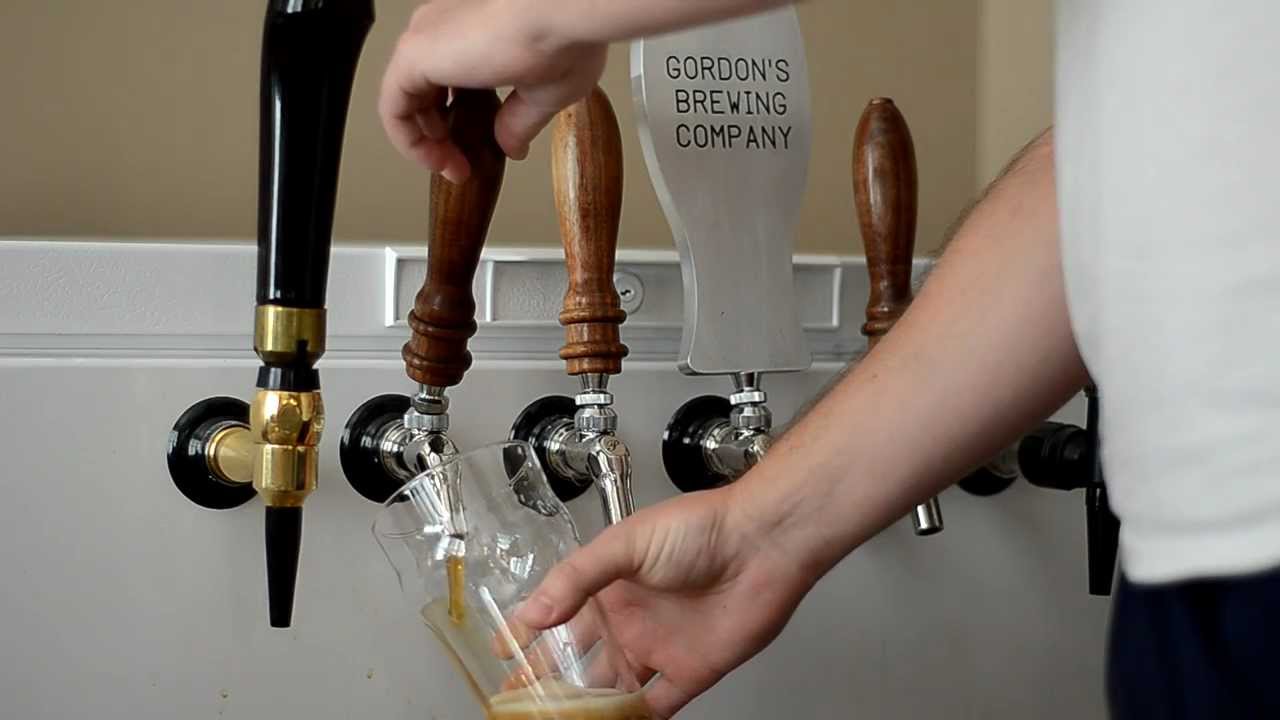 Pouring a Pint of Common Room ESB (With Help) - YouTube