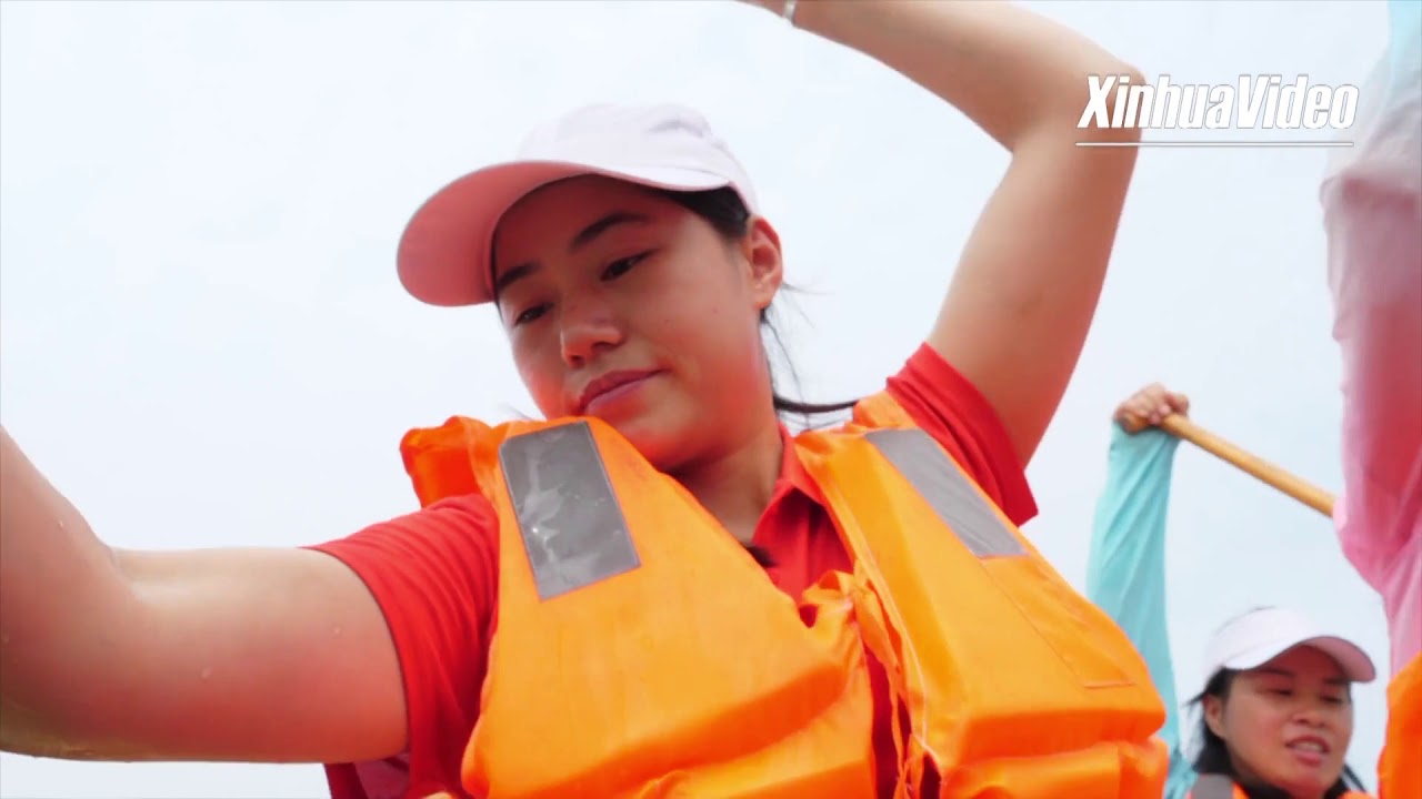 On the Miluo River: How one lady braves the wind and waves - YouTube