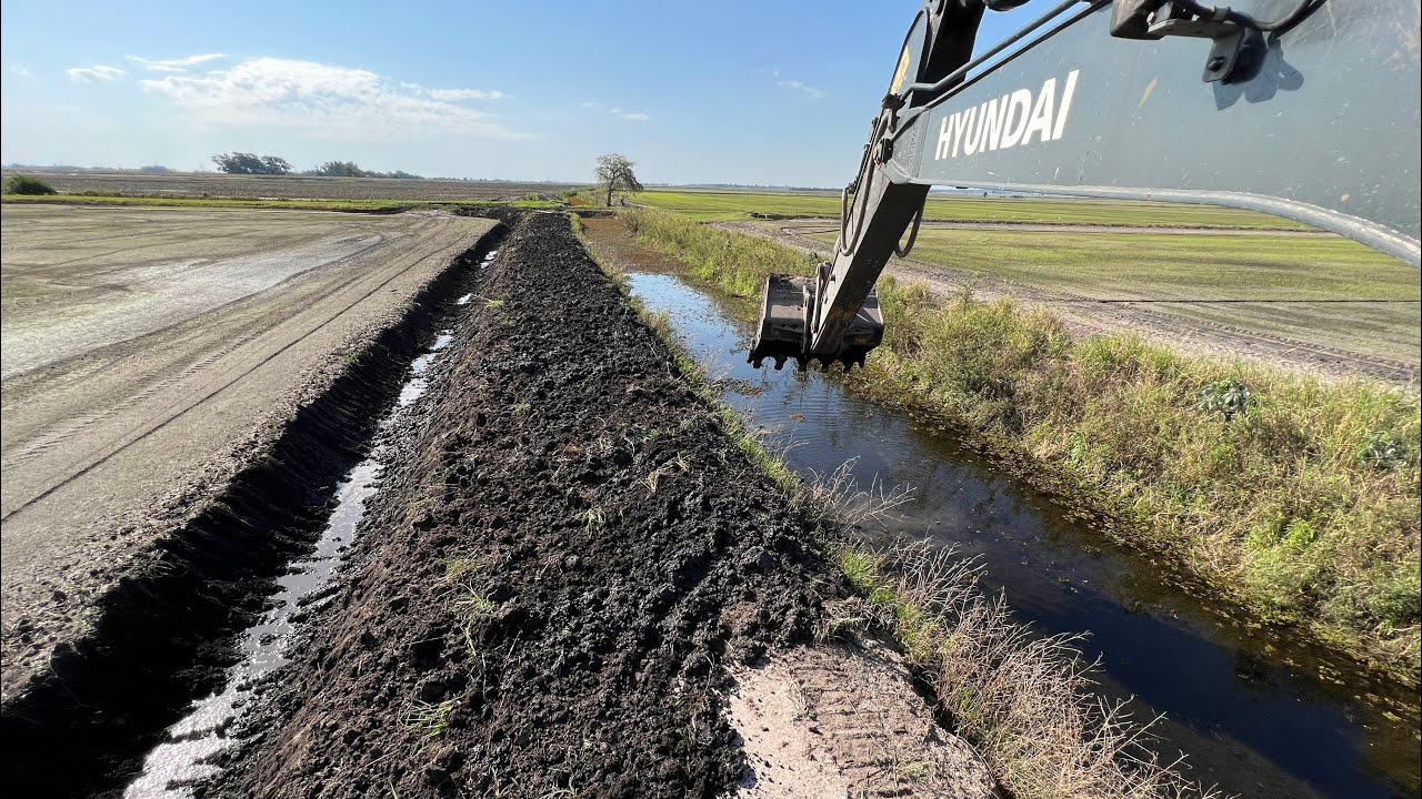 ARRUMANDO ESTRADA E LIMPANDO VALA💥 Escavadeira hidráulica op iago - YouTube