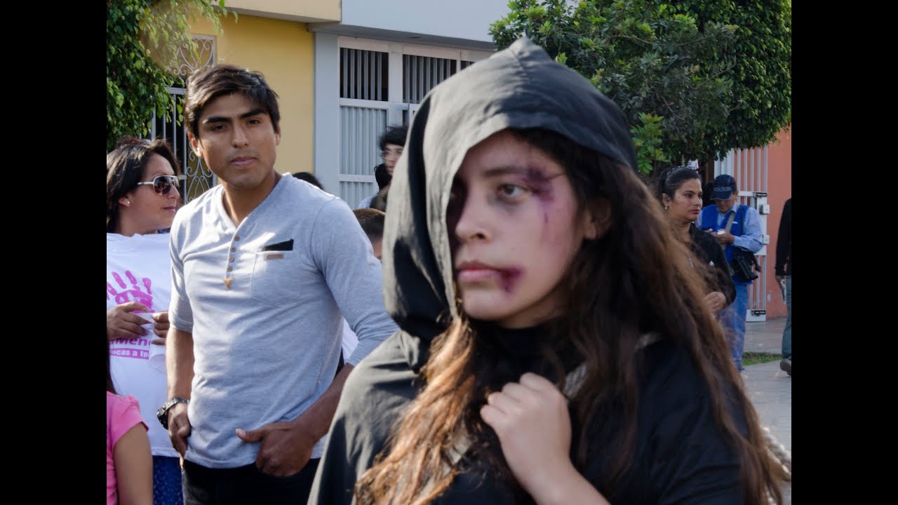 "Ni una Menos"Mujer con el rostro moreteado casi desfigurado en marcha ...