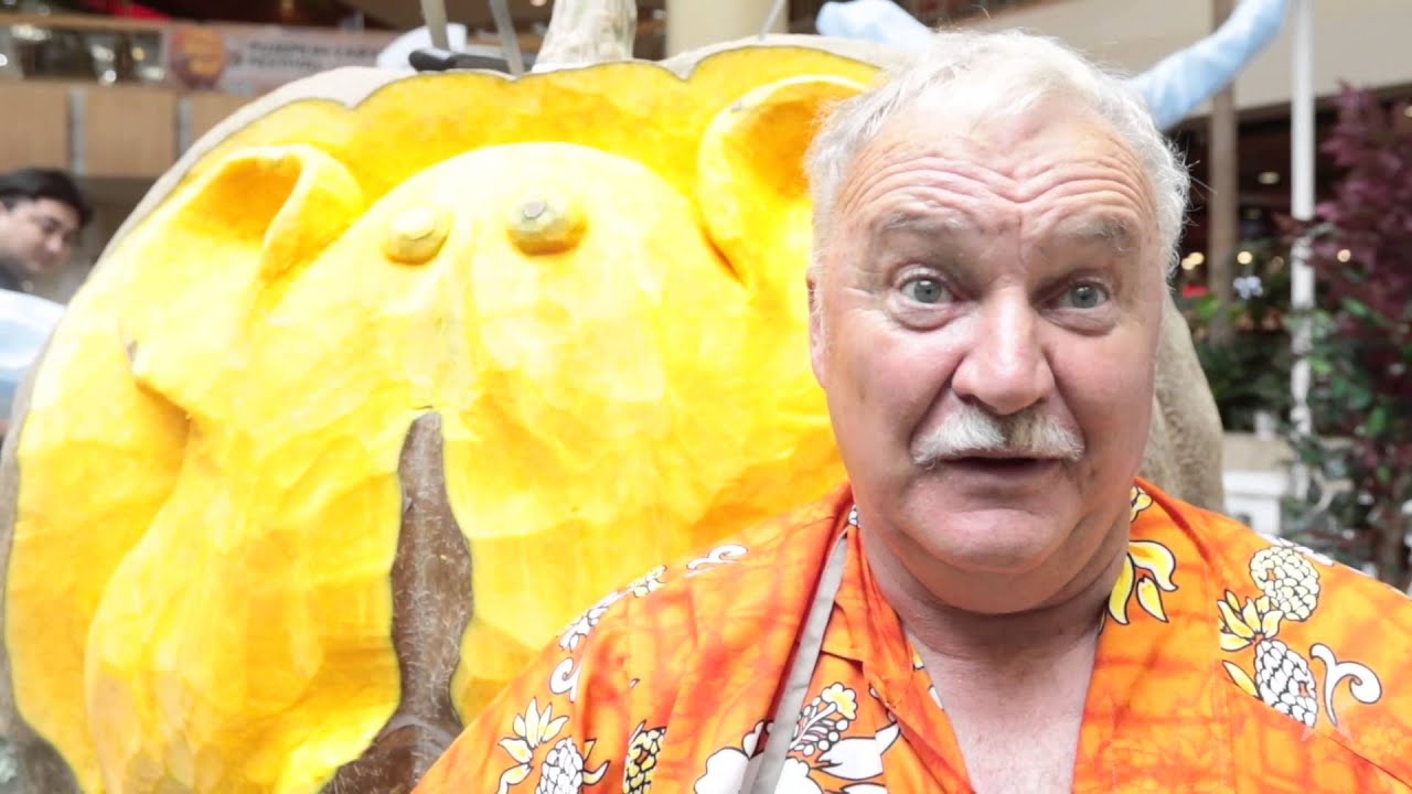 Master pumpkin carver Ed Moody at Windward Mall - YouTube