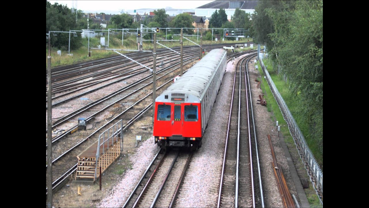 (Photos) London Underground District Line D Stock at Wimbledon - YouTube
