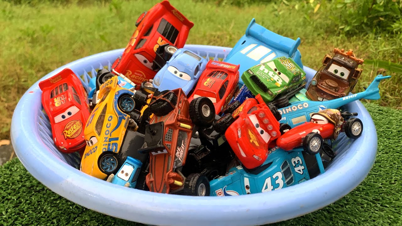 Disney Pixar Cars fall into the water Lightning McQueen, Mama Francesco ...