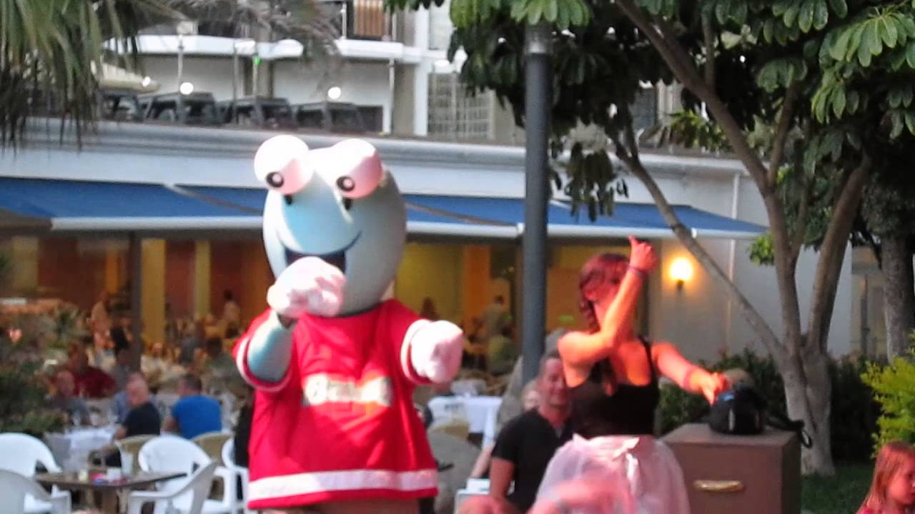 Barcy bailando en el Barceló Margaritas - YouTube