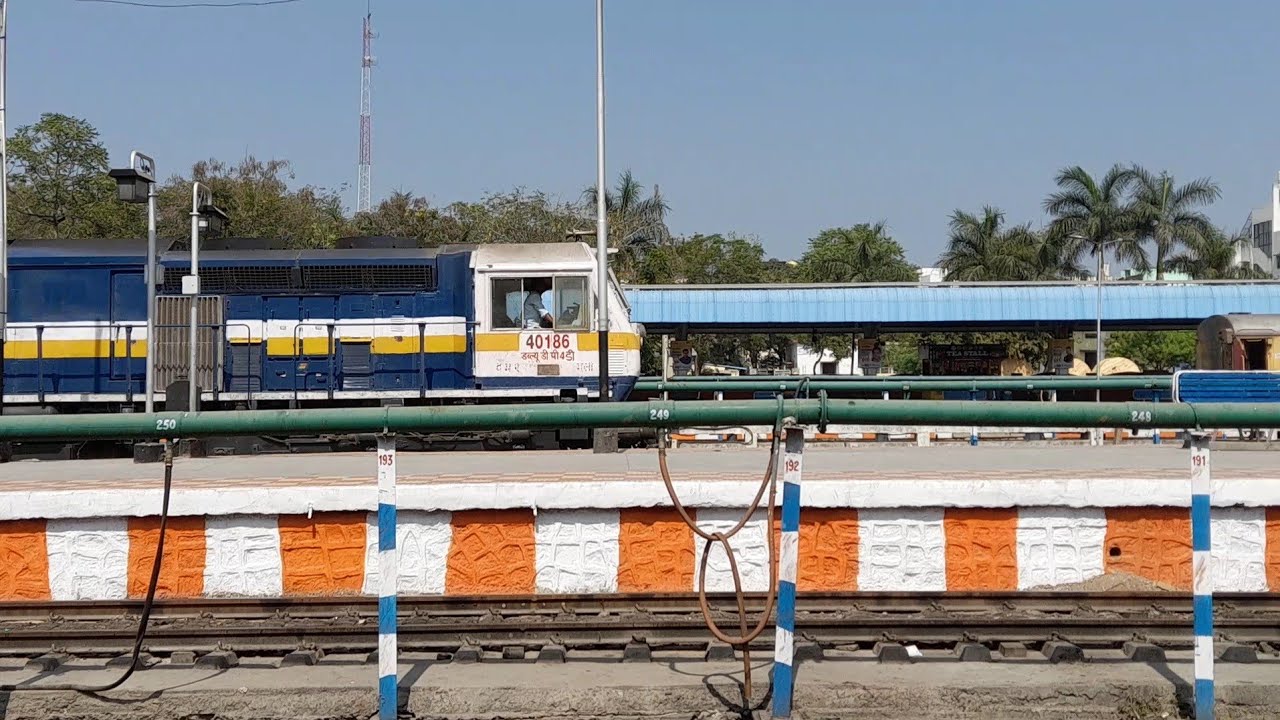 12766 Amravati - Tirupati SF Express Arriving in nanded station # ...