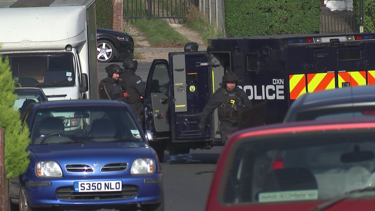 3 day police standoff in Northolt - YouTube