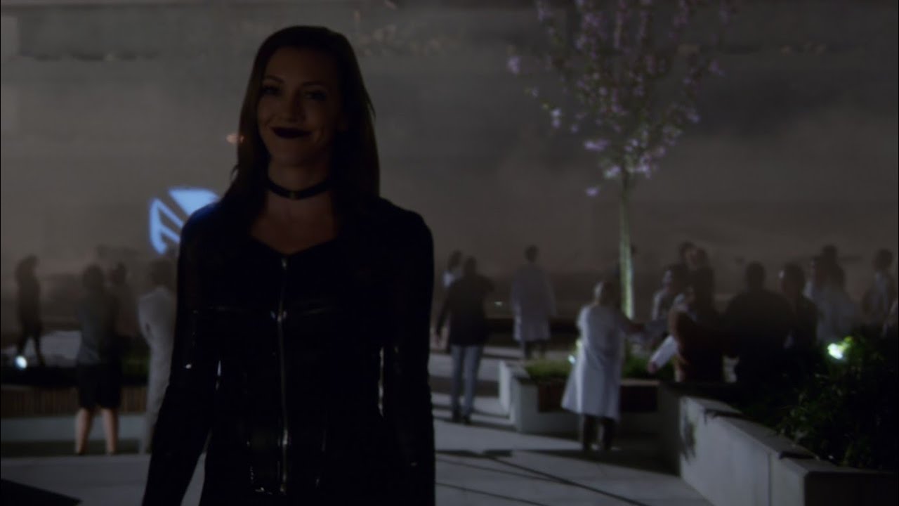 "Boom" Black Siren Destroys A Building/Black Siren's First Appearance ...