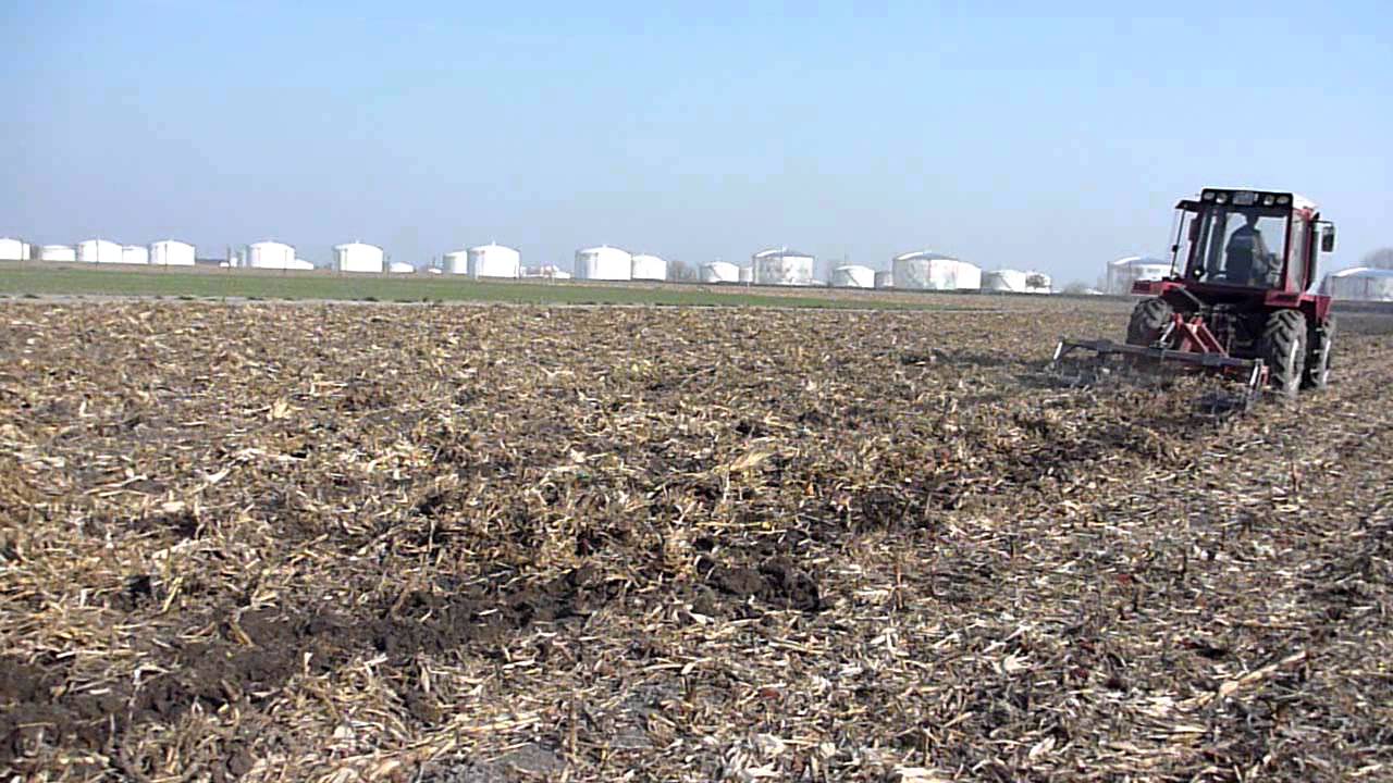 LTZ-155 traktor lazítóval - YouTube