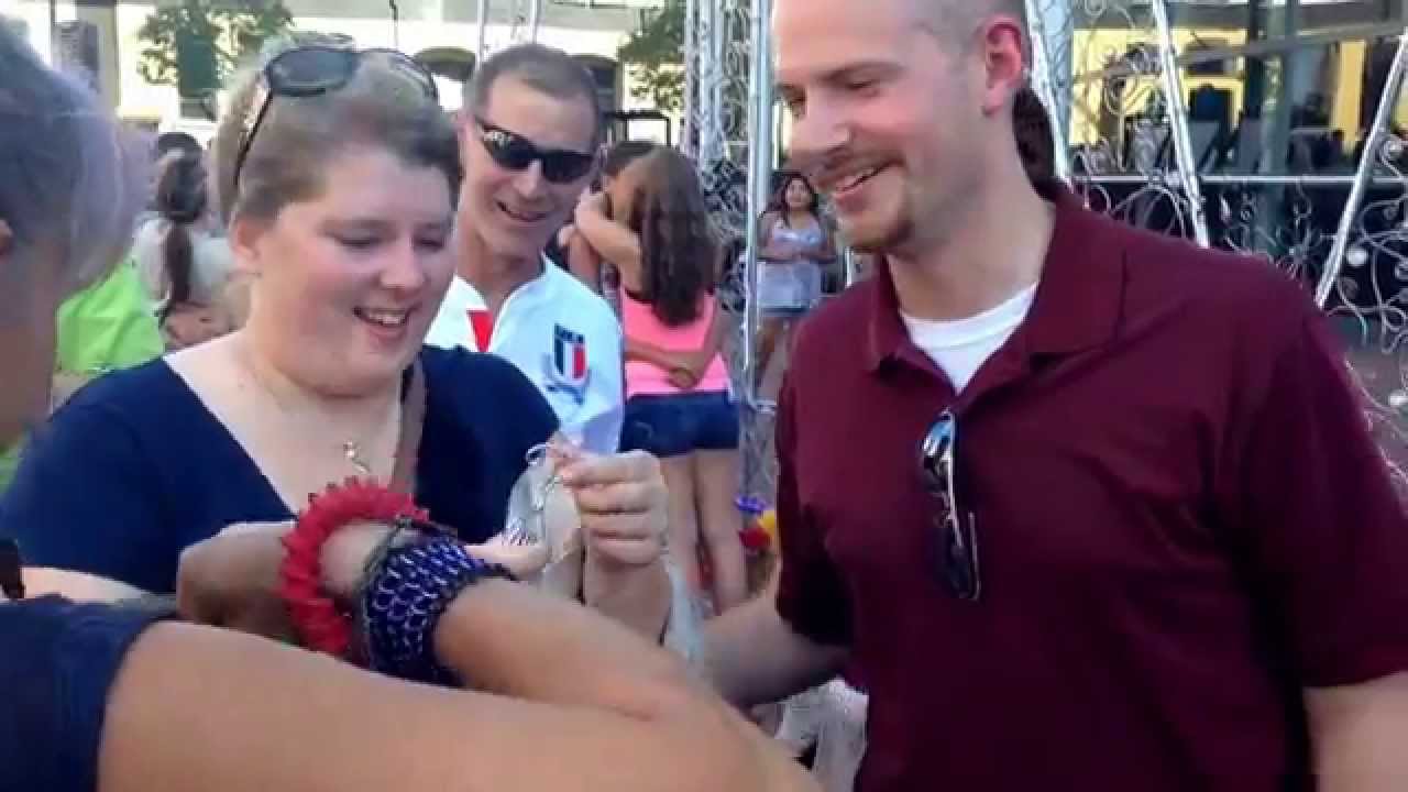 Prizes for everyone during the LOVE kissing contest - YouTube