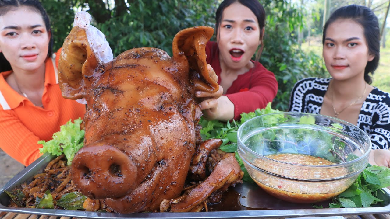 Yummy cooking pork head curry with chili sauce recipe - Pork head curry ...