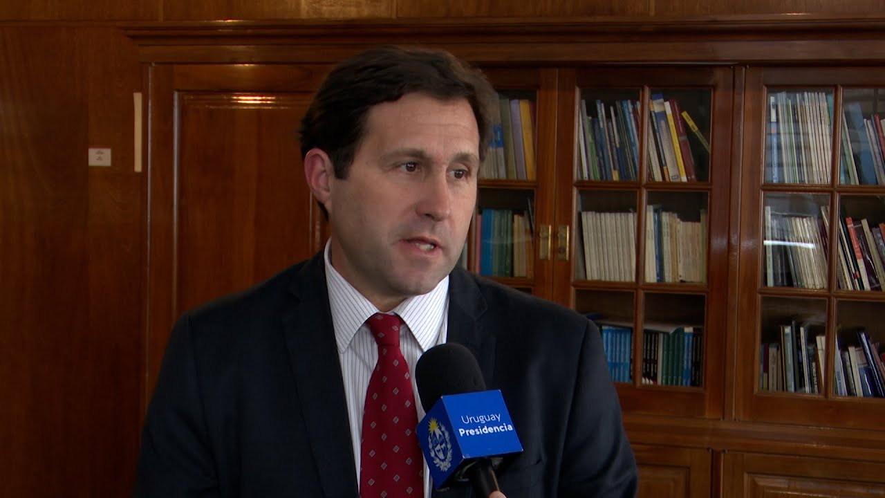 Entrevista al presidente del BCU, Diego Labat - YouTube