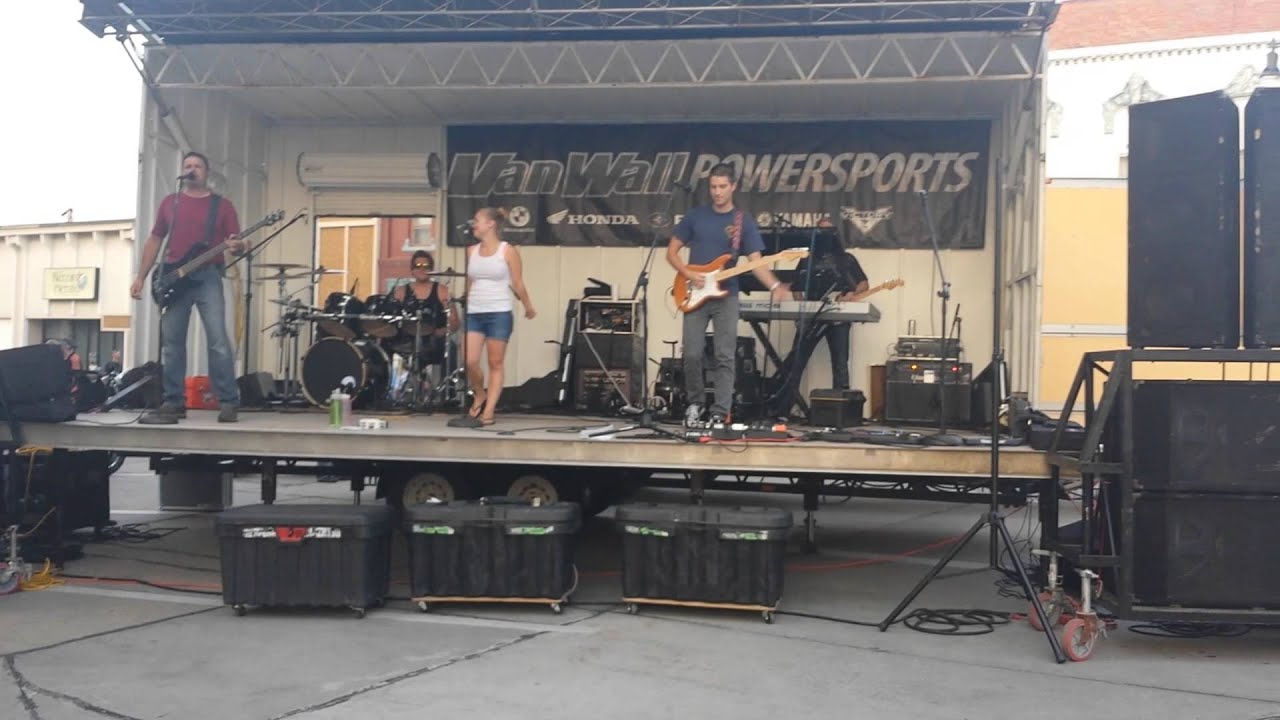 Indianola bike night with band toaster - YouTube