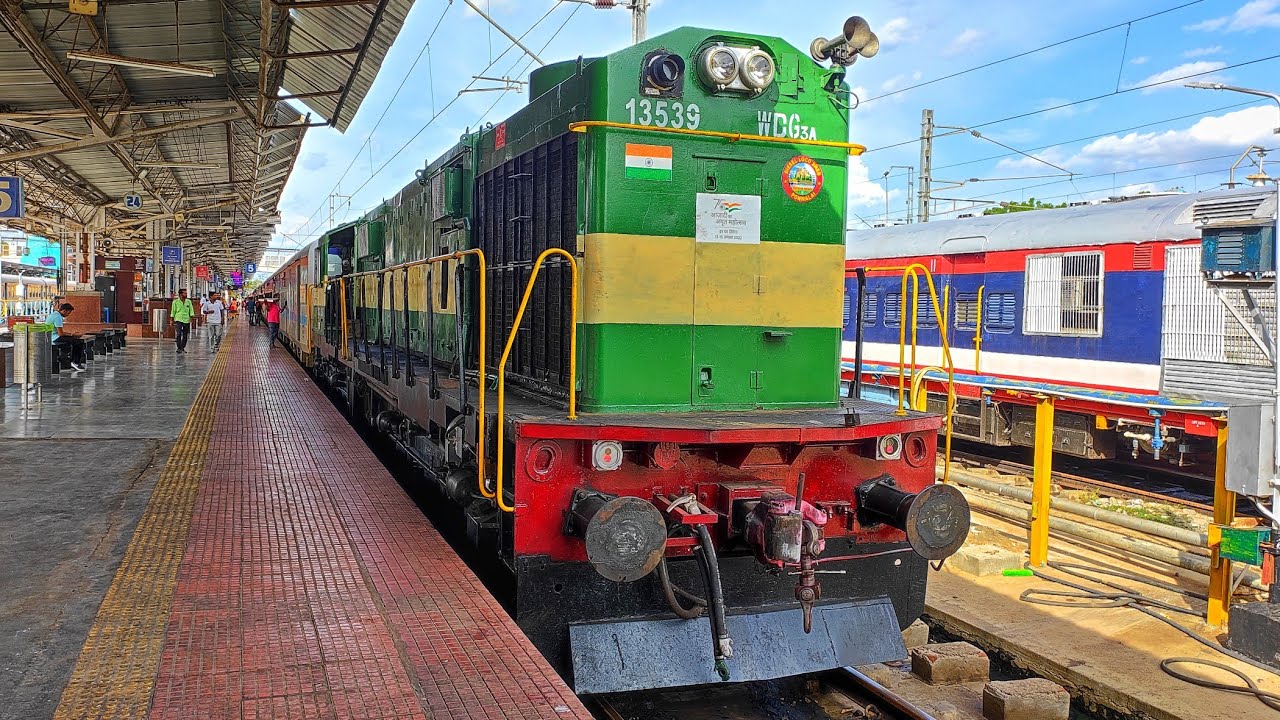 Loco Change at Tiruchchirapalli Junction || 22536/BSBS RMM SF Express ...
