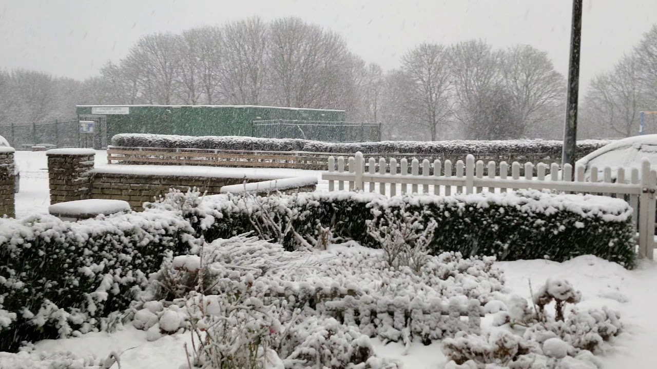 Snow in Scarborugh Avenue, Stevenage - YouTube