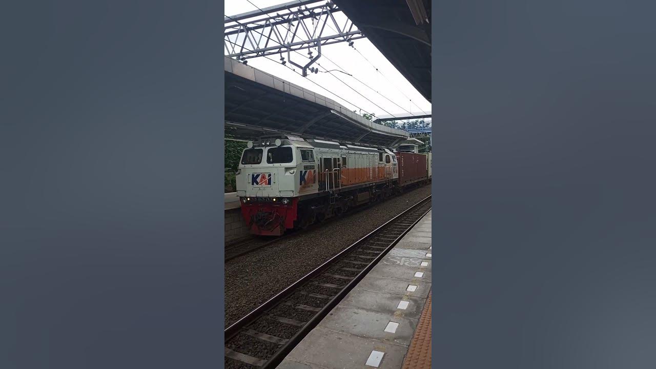 Kereta api Transformers petikemas melintas langsung stasiun jatinegara ...