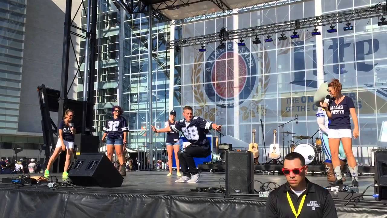 Cowboys Mascot Rowdy Has Dance Off With Fans - YouTube