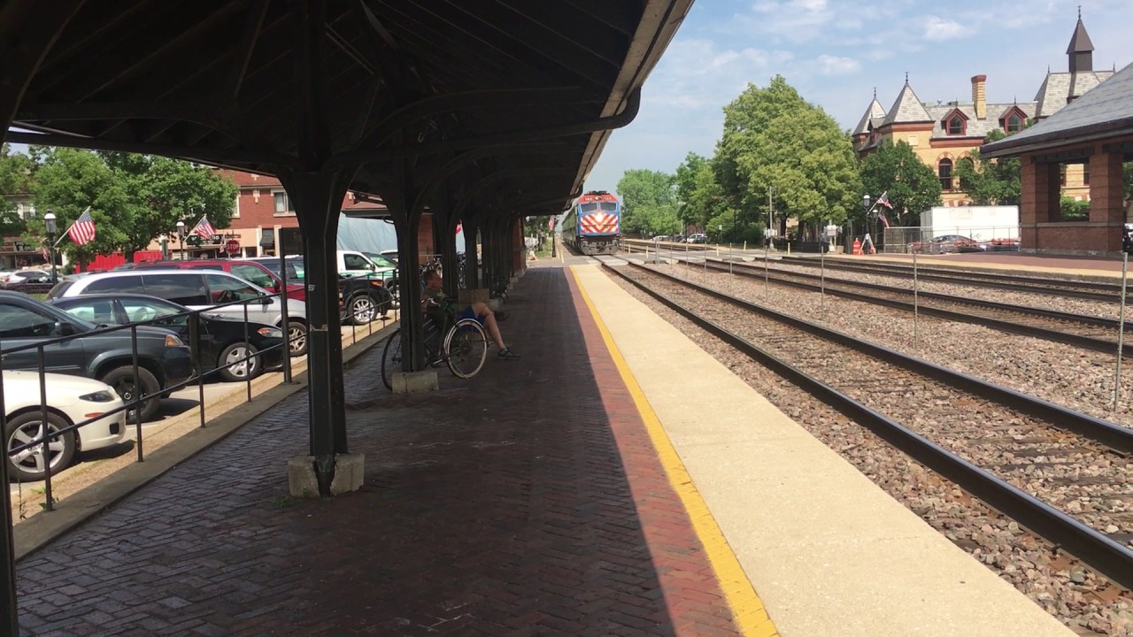 Outbound Metra 185 Arrives at Riverside IL - YouTube