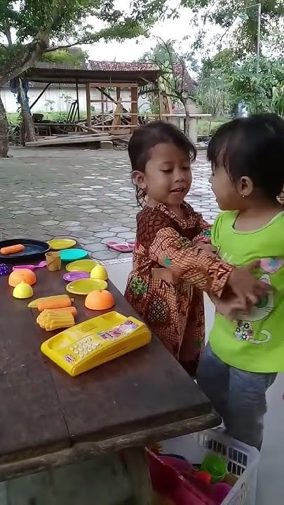 Anak kecil rebutan hape #lucu #mainananak #anak #stitch #funny #lucu - YouTube