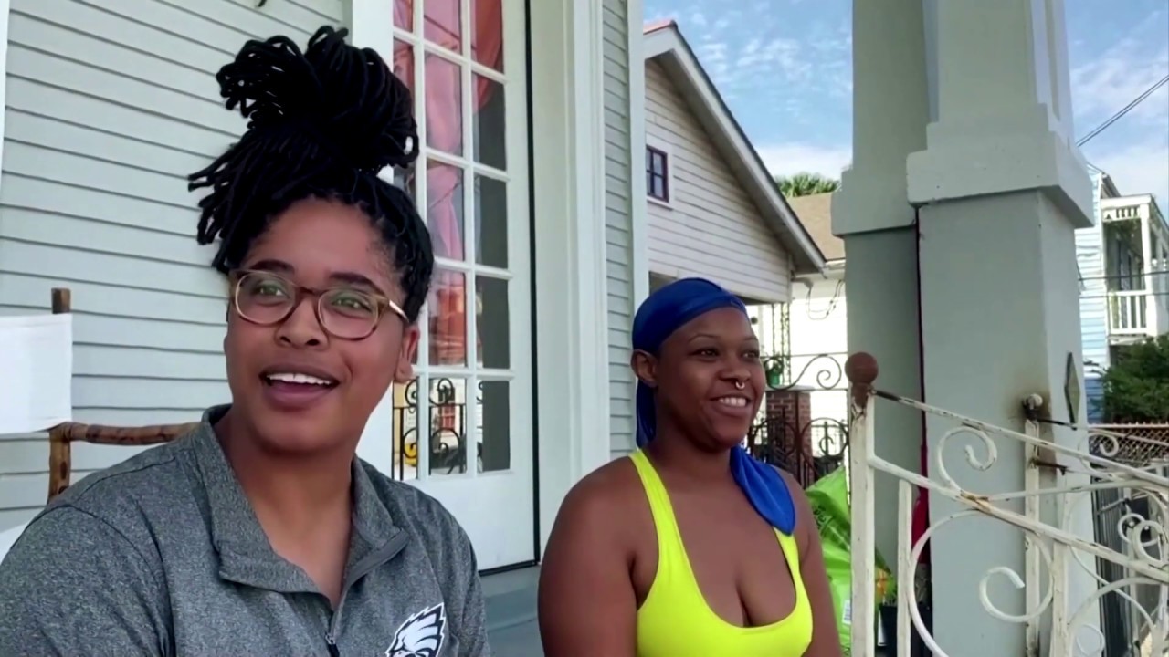 In New Orleans, roving violinist brings joy to isolated residents - YouTube