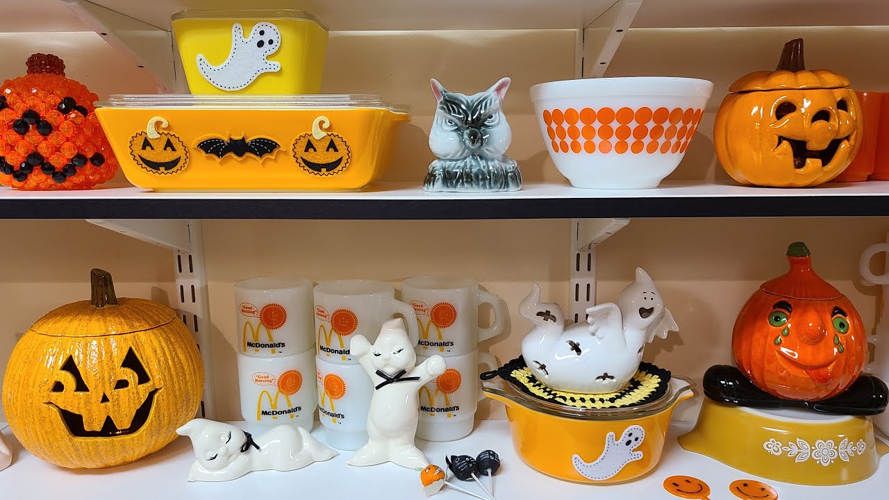 HALLOWEEN KITCHEN TOUR 2020 | Pumpkins & Ghosts with Vintage Pyrex and ...