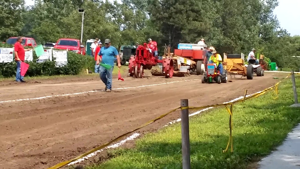 F30 Farmall on steel tractor pulling July 2018 - YouTube