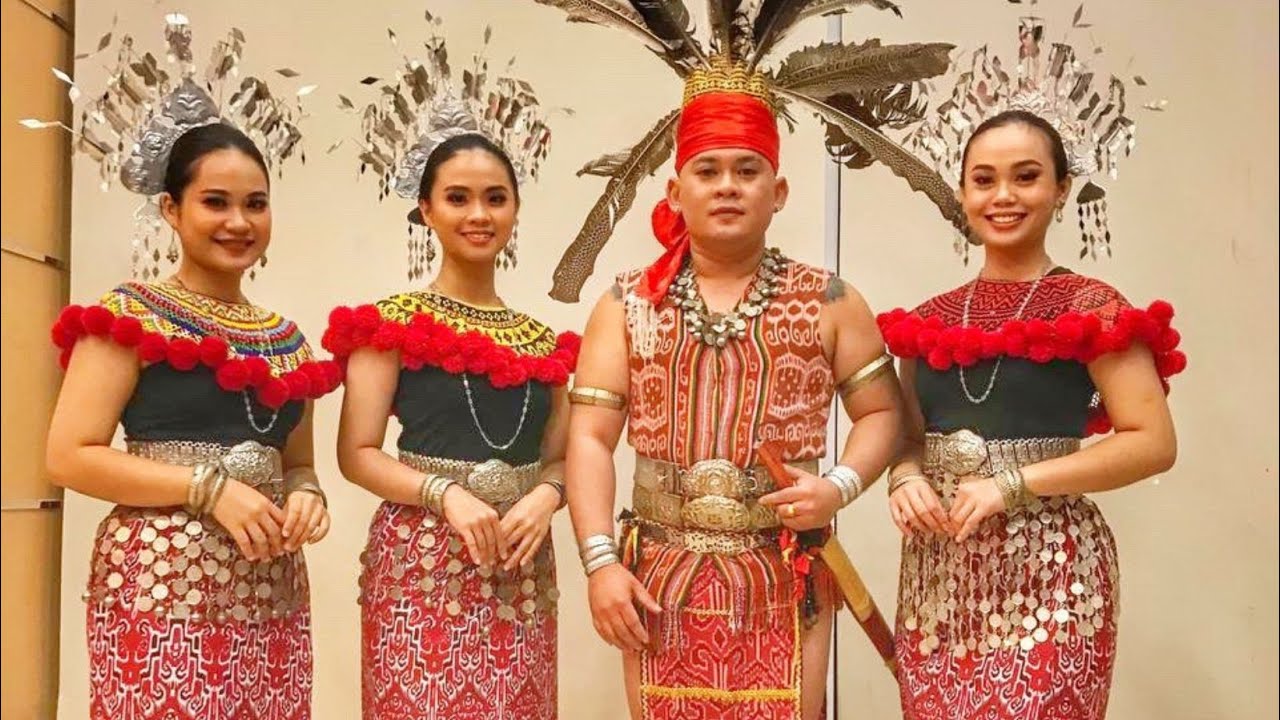 Tarian Iban : Ngajat Ngalu Temuai - YouTube