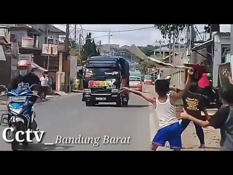 Truck mini Engkel Burex oleng parah - YouTube