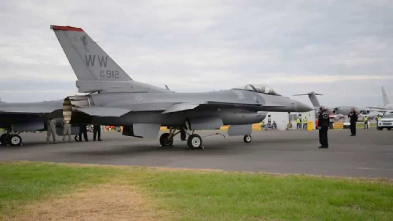USAF F-16 start-up with synchronised ground crew - YouTube