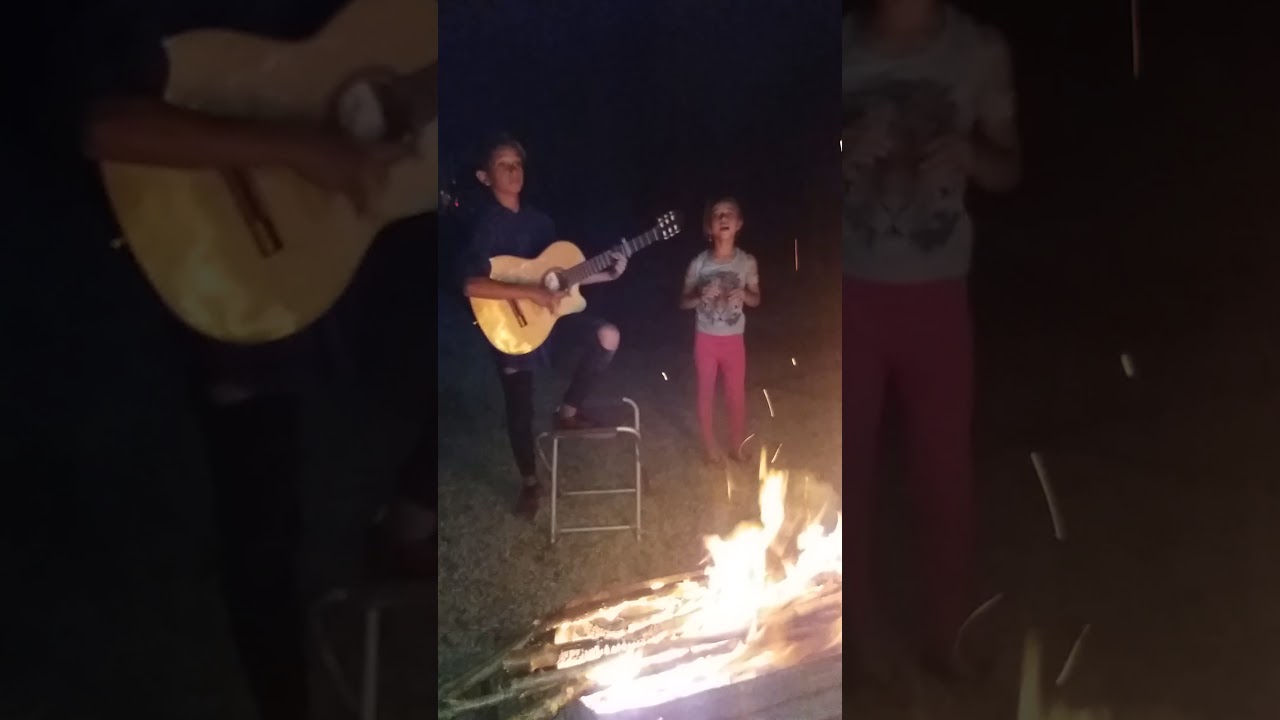 gitane qui chante on n'est arrivée sur la place - YouTube