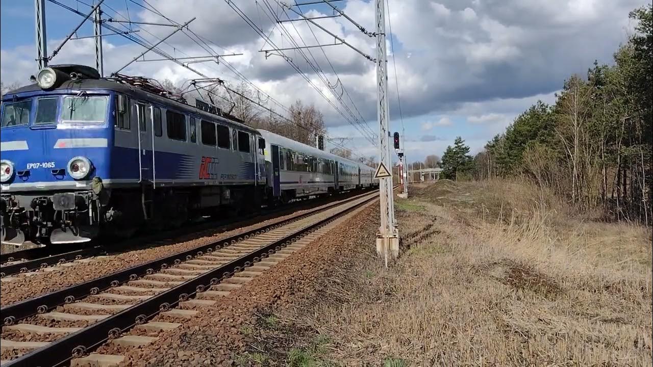 EP07-1065 z IC Halny Przelatuje przez Szlak w Żorach - YouTube