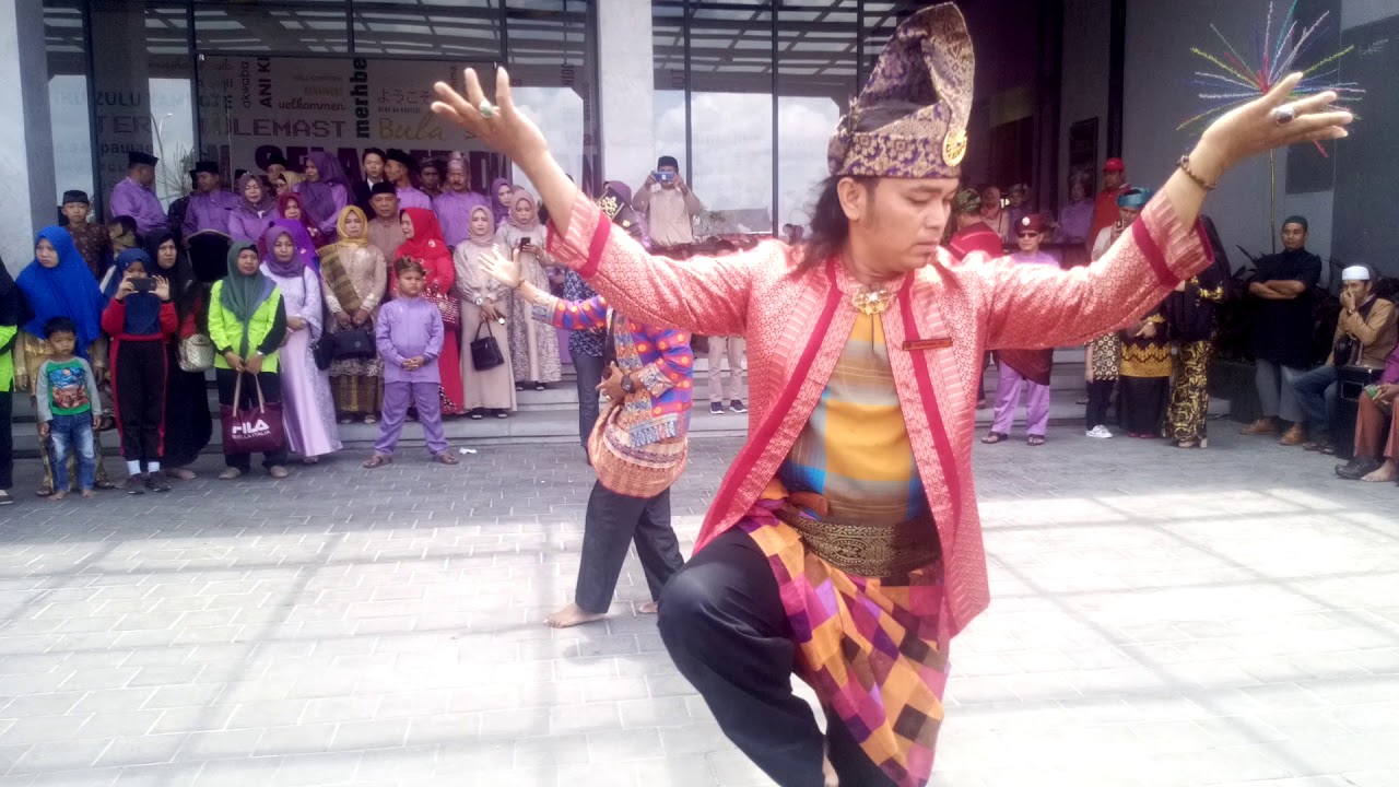 Pencak silat Melayu vs Silat PSHT (silat seni persembahan raja dan ratu ...