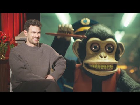 Theo James avoue que les films d'horreur l'ont fait « pleurer dans les toilettes » quand il était...