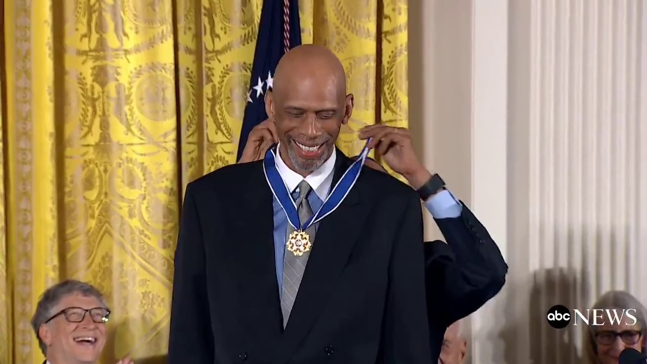 Pres Obama Awards Medal of Freedom to Kareem Abdul Jabbar - YouTube