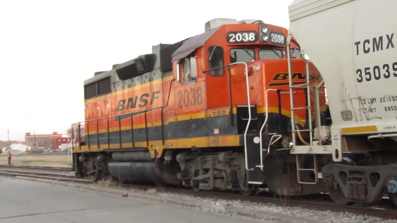 BNSF 2038 Switching Gilster Mary Lee in Centralia, IL - YouTube