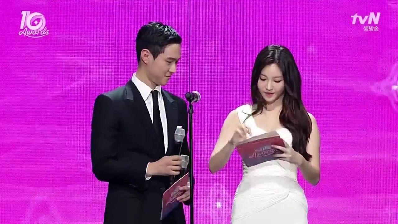 고경표 유라 시상컷 2 Yura 이세영 권혁수 Hyeri @tvN10 Awards Girl's Day 걸스데이 161009 - YouTube