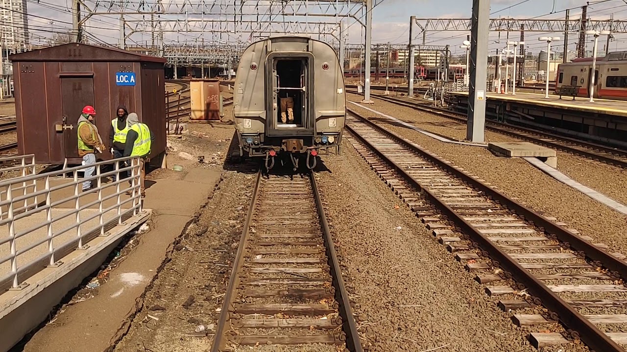 Amtrak Vermonter uncouple and engine swap, Sprinter to dual P42 diesels ...
