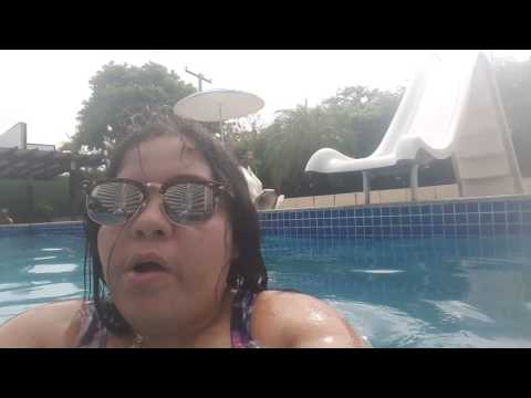 Vlog eu e minha mãe tomando banho na piscina hoje de manhã.