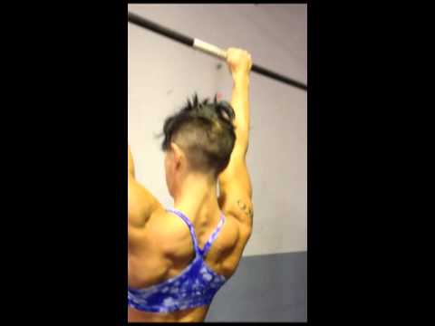 how to activate/flex your lats through scap pullups - YouTube