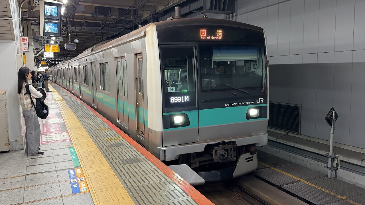 E233系2000番台ﾏﾄ9編成TK入場回送警笛を鳴らして新宿駅発車 - YouTube