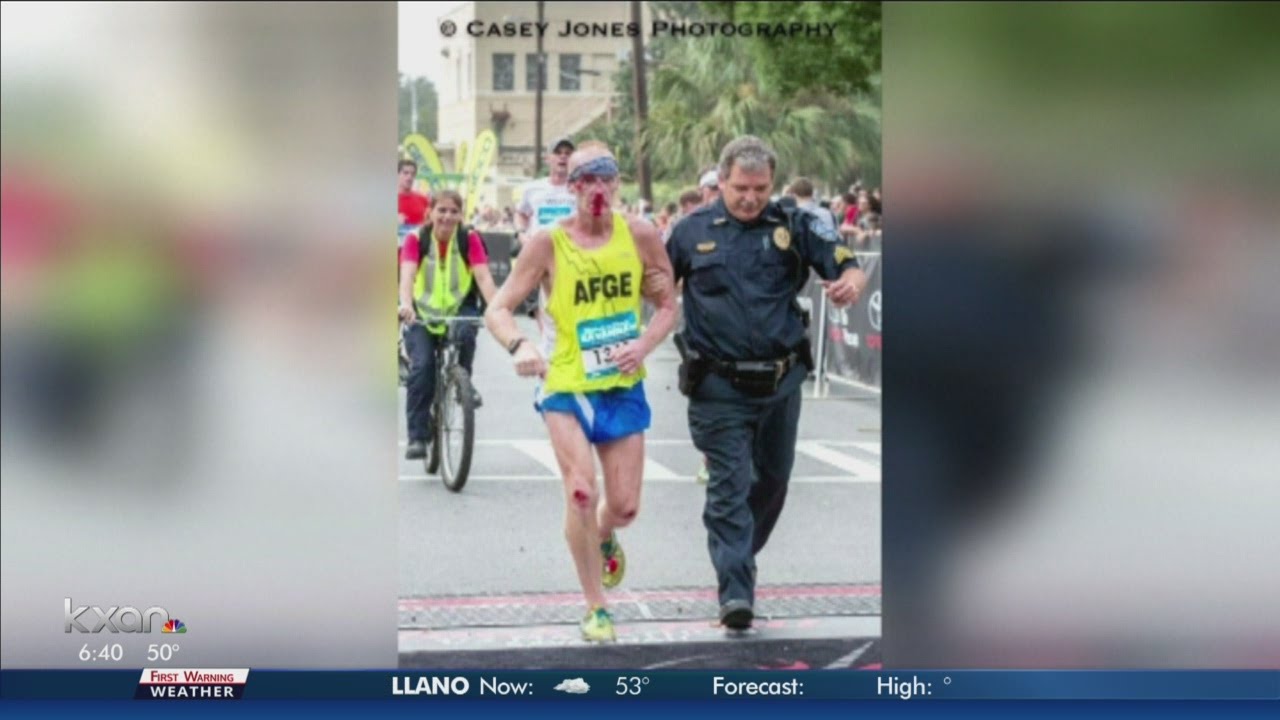Police officer helps runner finish race - YouTube