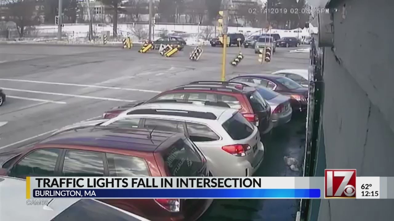 Caught on video: Traffic lights fall across intersection - YouTube