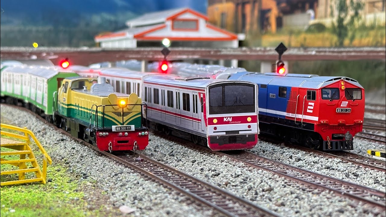 Drama kereta api warna warni BB300 & BB301 KRL Commuterline anjlok ...