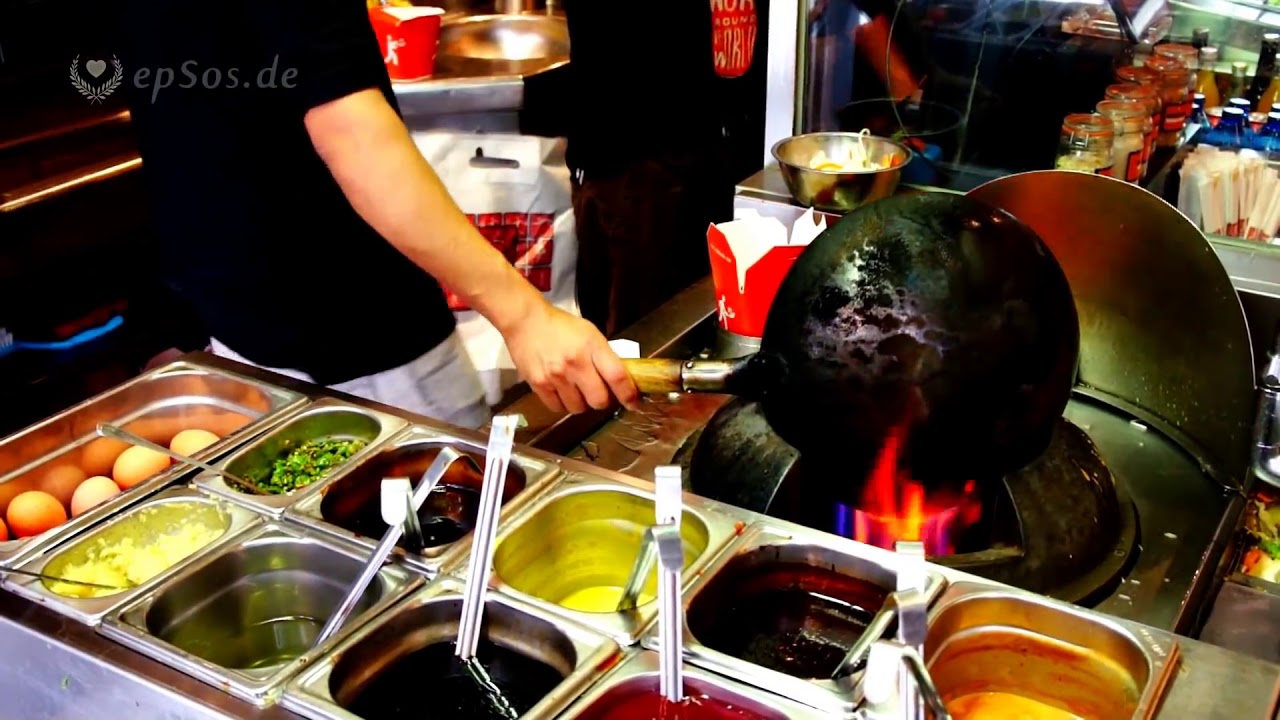Super Fast Cooking in Chinese Wok - YouTube