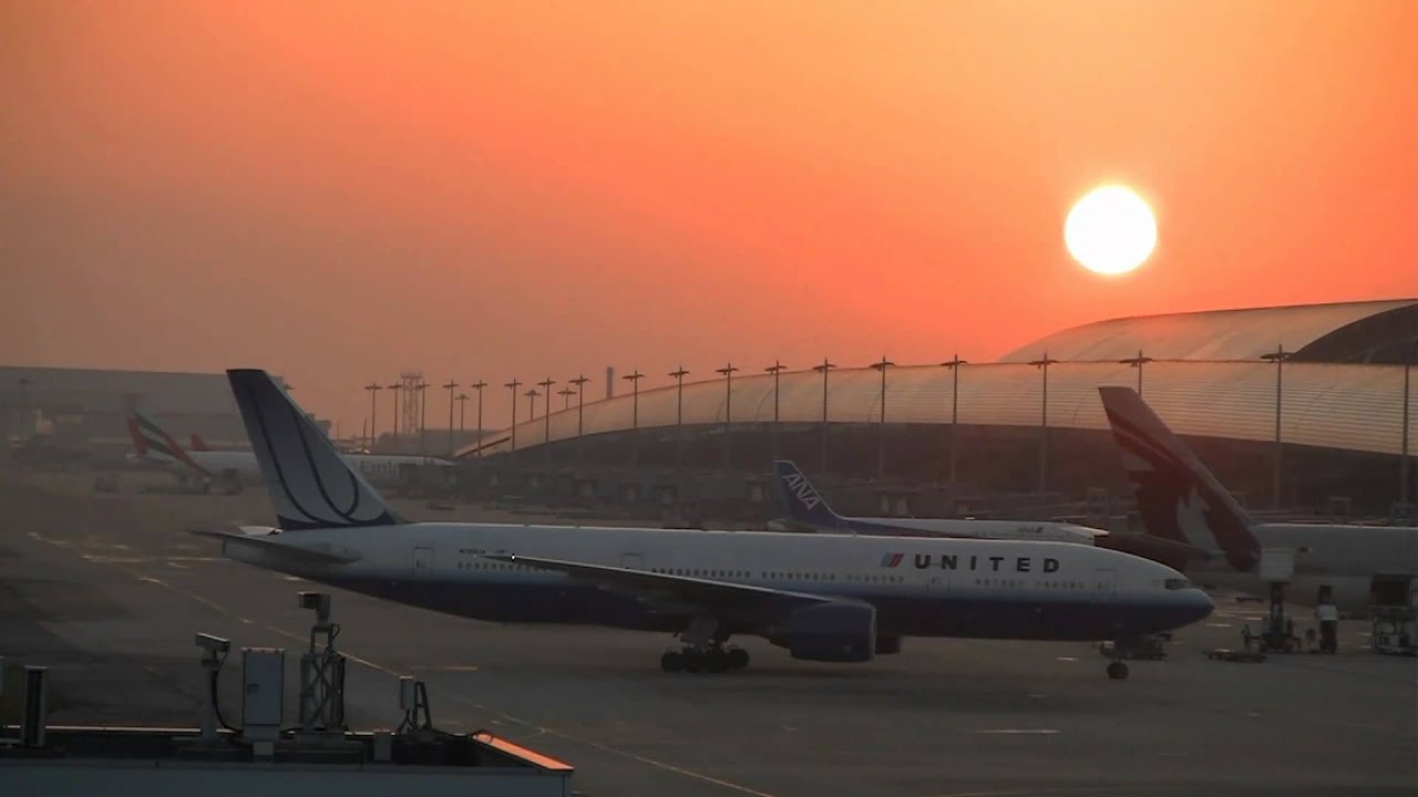 United Airlines Boeing 777-200ER Sunset Landing at Osaka (KIX) - YouTube