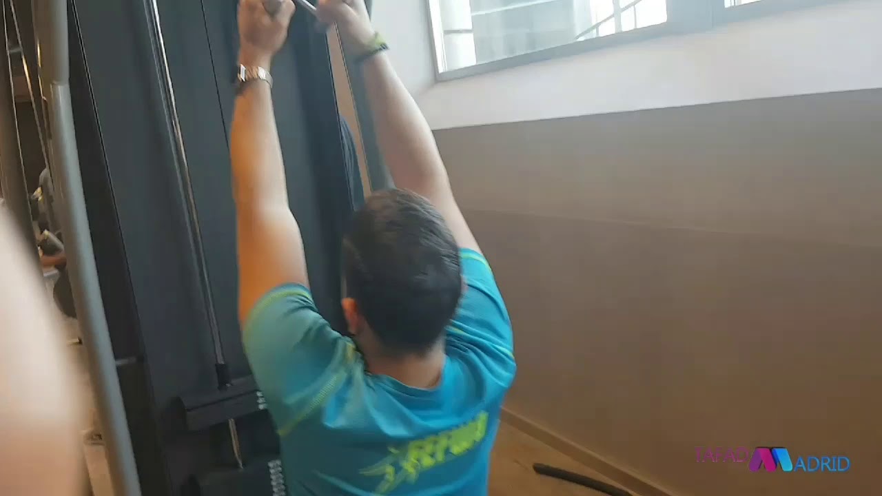 Jalón al pecho con polea alta y triángulo neutro en dorsalera con ...