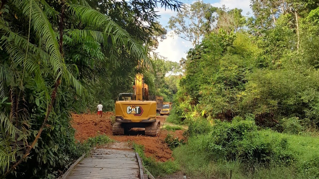 Laterite Jalan Dusun terpencil di Ketapang Kecamatam Manis mata # ...